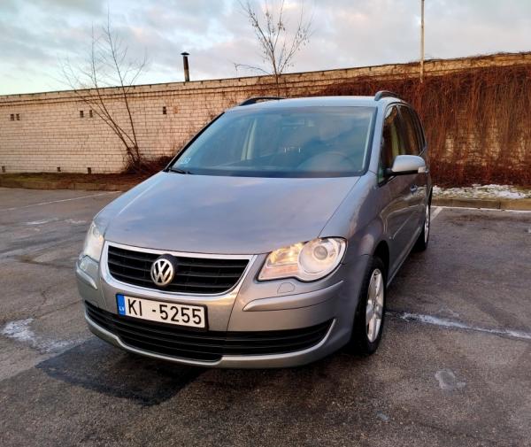 Grey Volkswagen Touran 2008 in Riga, with an engine capacity of 1.90 L and mileage of 295 thousand km for 2350 €, photo 1 on AUTOMOTO.COM.LV