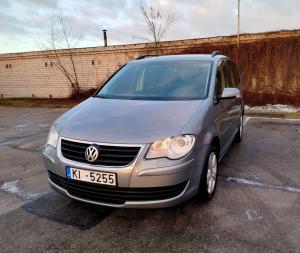 Pelēks Volkswagen Touran 2008 Rīga, ar dzinēja tilpumu 1.90 L un nobraukumu 295 tūkst. km par 2350 €, foto  vietnē AUTOMOTO.COM.LV
