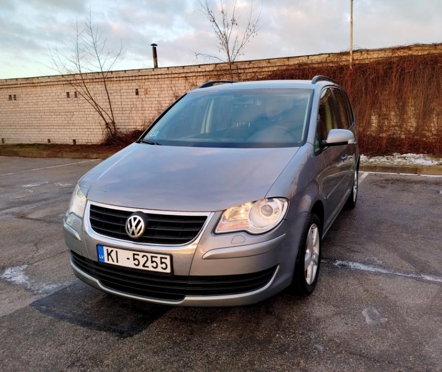 Pelēks Volkswagen Touran 2008 Rīga, ar dzinēja tilpumu 1.90 L un nobraukumu 295 tūkst. km par 2350 €, foto 1 vietnē AUTOMOTO.COM.LV