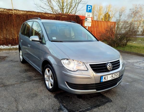 Grey Volkswagen Touran 2008 in Riga, with an engine capacity of 1.90 L and mileage of 295 thousand km for 2350 €, photo 2 on AUTOMOTO.COM.LV