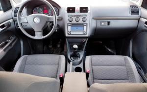 Pelēks Volkswagen Touran 2008 Rīga, ar dzinēja tilpumu 1.90 L un nobraukumu 295 tūkst. km par 2350 €, foto 5 vietnē AUTOMOTO.COM.LV