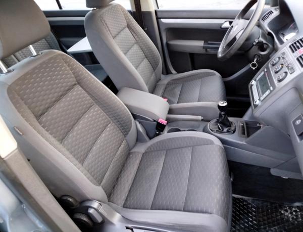 Grey Volkswagen Touran 2008 in Riga, with an engine capacity of 1.90 L and mileage of 295 thousand km for 2350 €, photo 5 on AUTOMOTO.COM.LV