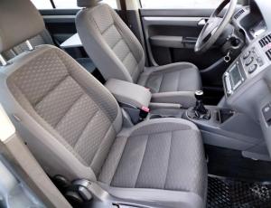 Pelēks Volkswagen Touran 2008 Rīga, ar dzinēja tilpumu 1.90 L un nobraukumu 295 tūkst. km par 2350 €, foto 6 vietnē AUTOMOTO.COM.LV