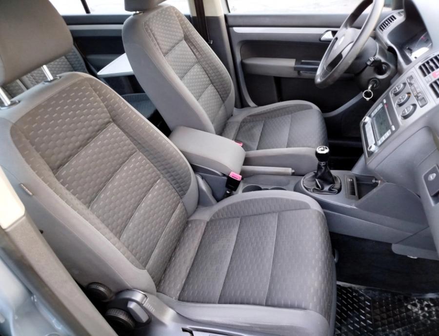 Pelēks Volkswagen Touran 2008 Rīga, ar dzinēja tilpumu 1.90 L un nobraukumu 295 tūkst. km par 2350 €, foto 6 vietnē AUTOMOTO.COM.LV