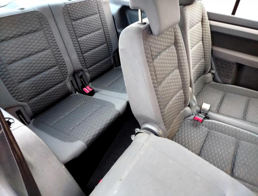 Pelēks Volkswagen Touran 2008 Rīga, ar dzinēja tilpumu 1.90 L un nobraukumu 295 tūkst. km par 2350 €, foto 8 vietnē AUTOMOTO.COM.LV