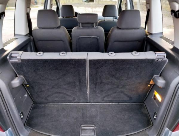 Grey Volkswagen Touran 2008 in Riga, with an engine capacity of 1.90 L and mileage of 295 thousand km for 2350 €, photo 8 on AUTOMOTO.COM.LV