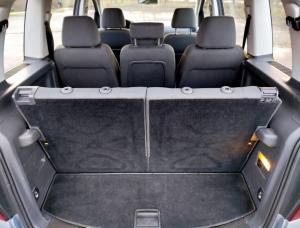 Pelēks Volkswagen Touran 2008 Rīga, ar dzinēja tilpumu 1.90 L un nobraukumu 295 tūkst. km par 2350 €, foto 9 vietnē AUTOMOTO.COM.LV