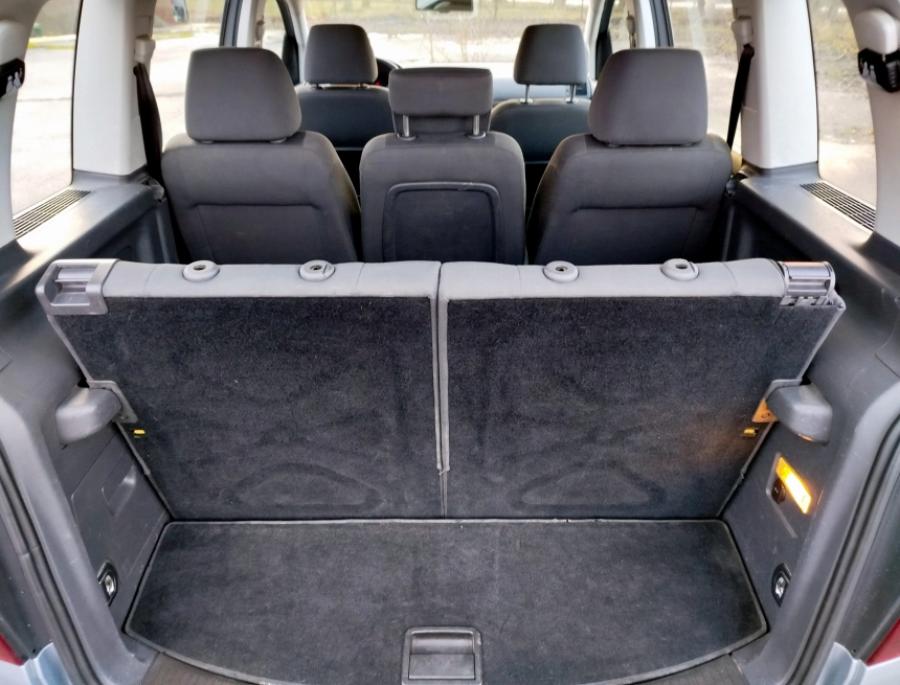 Pelēks Volkswagen Touran 2008 Rīga, ar dzinēja tilpumu 1.90 L un nobraukumu 295 tūkst. km par 2350 €, foto 9 vietnē AUTOMOTO.COM.LV