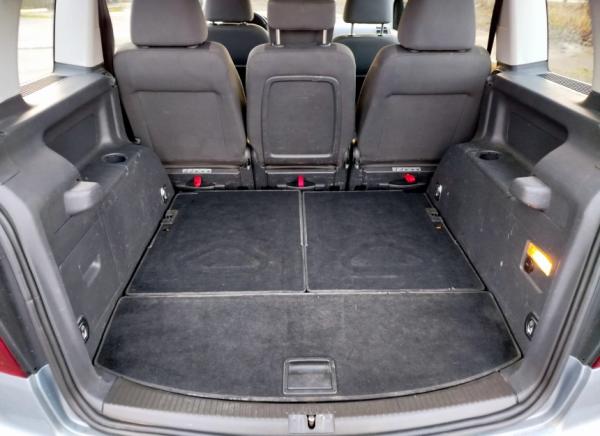 Grey Volkswagen Touran 2008 in Riga, with an engine capacity of 1.90 L and mileage of 295 thousand km for 2350 €, photo 9 on AUTOMOTO.COM.LV