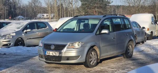 Серый Фольксваген Туран 2008 в Валмиера, объемом двигателя 1.90 л и пробегом 278 тыс. км за 2450 €, фото 6 на AUTOMOTO.COM.LV