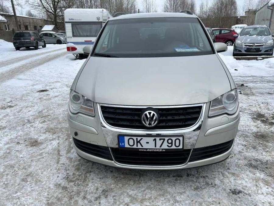 Pelēks Volkswagen Touran 2008 Limbaži, ar dzinēja tilpumu 2.00 L un nobraukumu 332 tūkst. km par 1550 €, foto 3 vietnē AUTOMOTO.COM.LV
