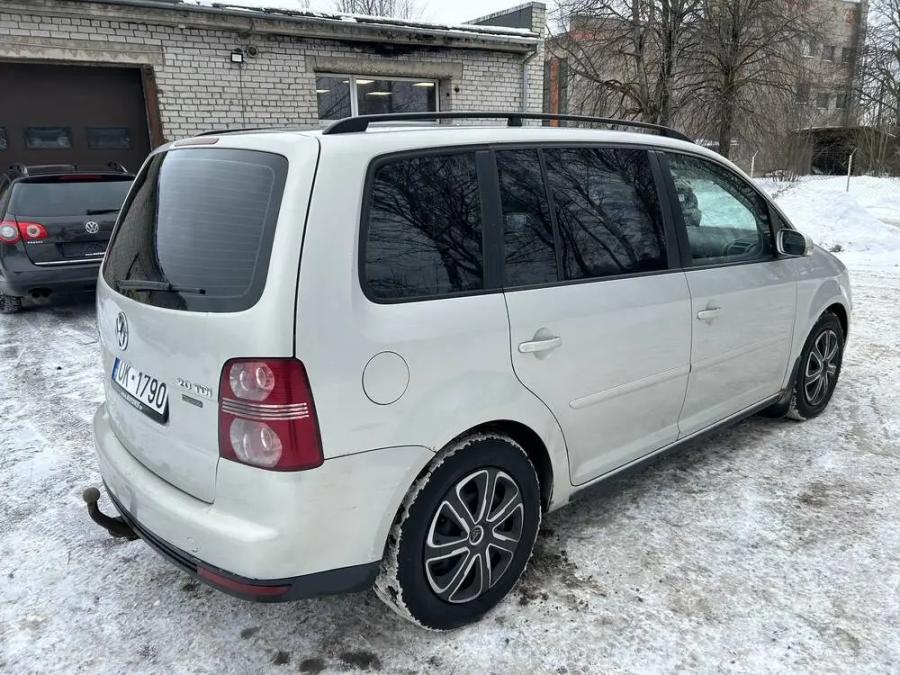Pelēks Volkswagen Touran 2008 Limbaži, ar dzinēja tilpumu 2.00 L un nobraukumu 332 tūkst. km par 1550 €, foto 5 vietnē AUTOMOTO.COM.LV