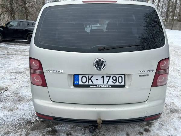 Серый Фольксваген Туран 2008 в Лимбажи, объемом двигателя 2.00 л и пробегом 332 тыс. км за 1550 €, фото 5 на AUTOMOTO.COM.LV
