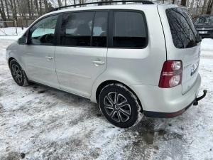 Pelēks Volkswagen Touran 2008 Limbaži, ar dzinēja tilpumu 2.00 L un nobraukumu 332 tūkst. km par 1550 €, foto 7 vietnē AUTOMOTO.COM.LV