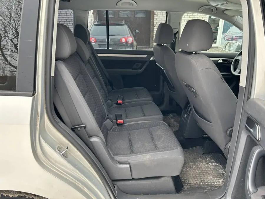 Pelēks Volkswagen Touran 2008 Limbaži, ar dzinēja tilpumu 2.00 L un nobraukumu 332 tūkst. km par 1550 €, foto 8 vietnē AUTOMOTO.COM.LV