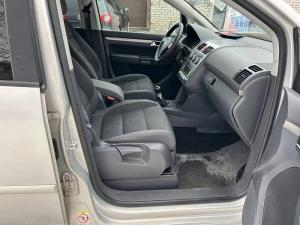 Pelēks Volkswagen Touran 2008 Limbaži, ar dzinēja tilpumu 2.00 L un nobraukumu 332 tūkst. km par 1550 €, foto 10 vietnē AUTOMOTO.COM.LV