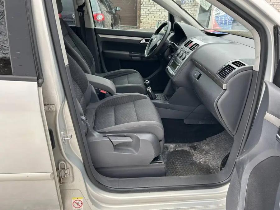 Pelēks Volkswagen Touran 2008 Limbaži, ar dzinēja tilpumu 2.00 L un nobraukumu 332 tūkst. km par 1550 €, foto 10 vietnē AUTOMOTO.COM.LV