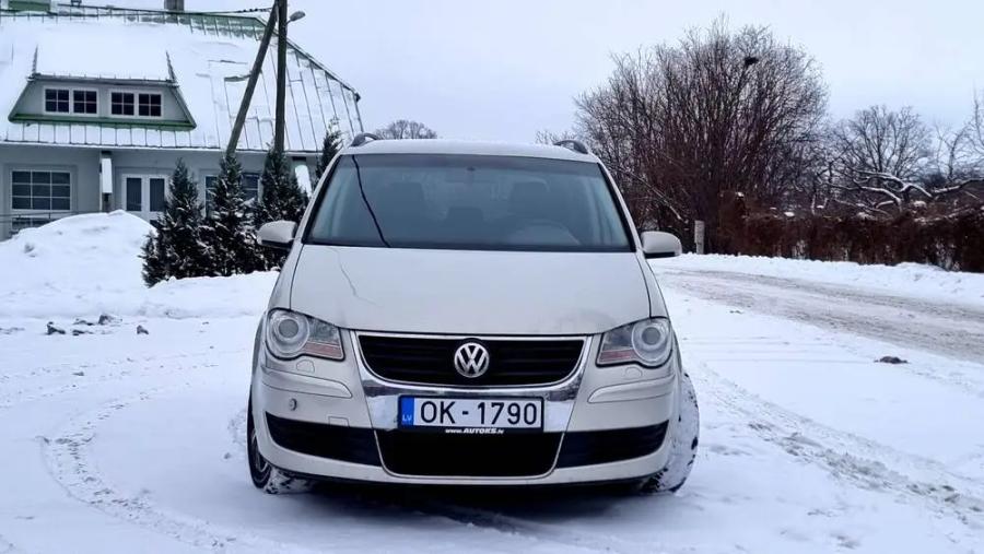 Pelēks Volkswagen Touran 2008 Cēsis, ar dzinēja tilpumu 2.00 L un nobraukumu 324 tūkst. km par 2400 €, foto 3 vietnē AUTOMOTO.COM.LV