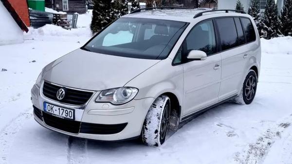Pelēks Volkswagen Touran 2008 Cēsis, ar dzinēja tilpumu 2.00 L un nobraukumu 324 tūkst. km par 2400 €, foto 3 vietnē AUTOMOTO.COM.LV