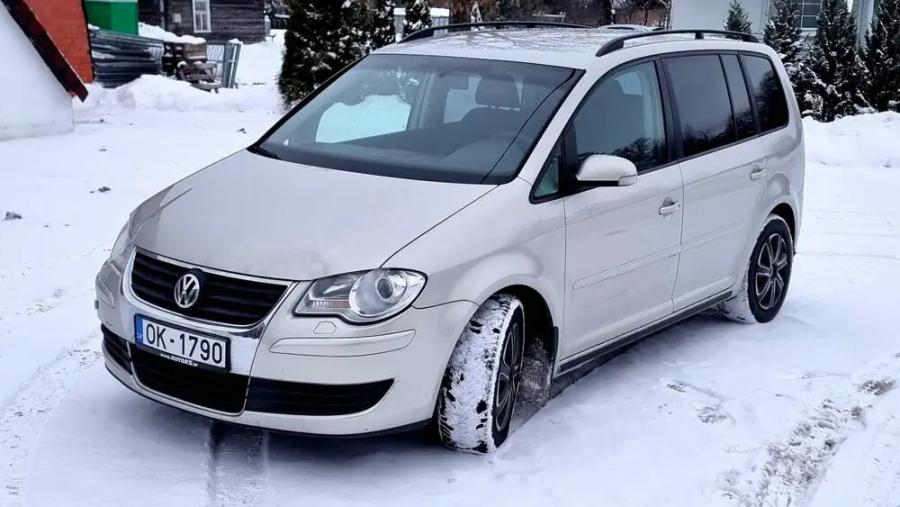 Pelēks Volkswagen Touran 2008 Cēsis, ar dzinēja tilpumu 2.00 L un nobraukumu 324 tūkst. km par 2400 €, foto 4 vietnē AUTOMOTO.COM.LV