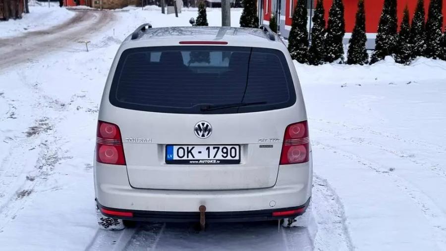 Pelēks Volkswagen Touran 2008 Cēsis, ar dzinēja tilpumu 2.00 L un nobraukumu 324 tūkst. km par 2400 €, foto 7 vietnē AUTOMOTO.COM.LV