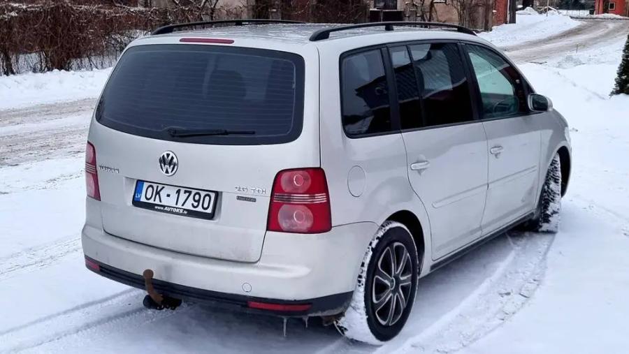 Pelēks Volkswagen Touran 2008 Cēsis, ar dzinēja tilpumu 2.00 L un nobraukumu 324 tūkst. km par 2400 €, foto 9 vietnē AUTOMOTO.COM.LV