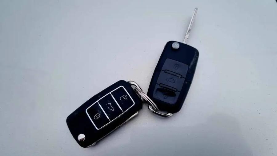 Pelēks Volkswagen Touran 2008 Cēsis, ar dzinēja tilpumu 2.00 L un nobraukumu 324 tūkst. km par 2400 €, foto 22 vietnē AUTOMOTO.COM.LV