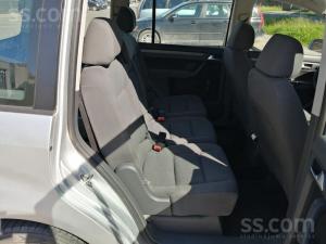 Pelēks Volkswagen Touran 2008 Rīga, ar dzinēja tilpumu 1.90 L un nobraukumu 380 tūkst. km par 1450 €, foto 10 vietnē AUTOMOTO.COM.LV