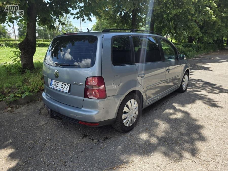 Pelēks Volkswagen Touran 2008 Kauņa, ar dzinēja tilpumu 2.00 L un nobraukumu 245 tūkst. km par 1600 €, foto 5 vietnē AUTOMOTO.COM.LV
