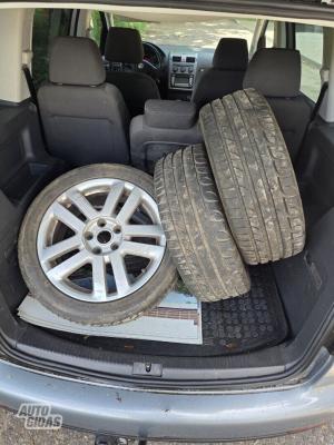 Pelēks Volkswagen Touran 2008 Kauņa, ar dzinēja tilpumu 2.00 L un nobraukumu 245 tūkst. km par 1600 €, foto 14 vietnē AUTOMOTO.COM.LV