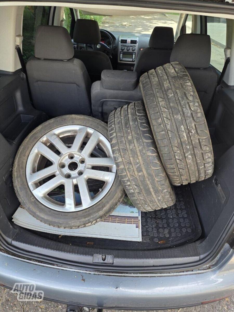Pelēks Volkswagen Touran 2008 Kauņa, ar dzinēja tilpumu 2.00 L un nobraukumu 245 tūkst. km par 1600 €, foto 14 vietnē AUTOMOTO.COM.LV