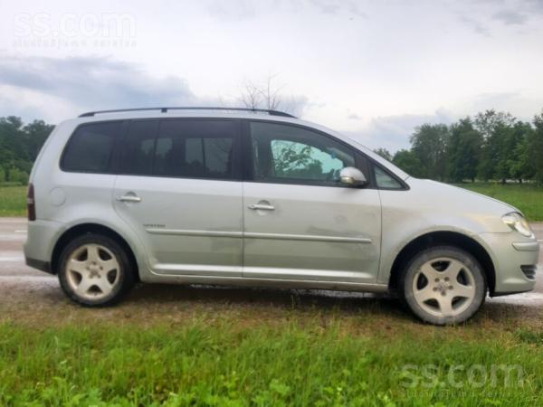 Grey Volkswagen Touran 2008 in Ogre, with an engine capacity of 1.90 L and mileage of 359 thousand km for 700 €, photo 4 on AUTOMOTO.COM.LV