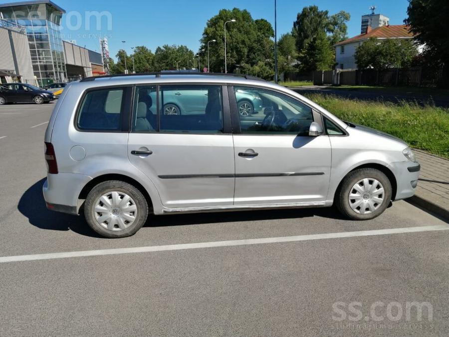 Grey Volkswagen Touran 2008 in Riga, with an engine capacity of 1.90 L and mileage of 380 thousand km for 1350 €, photo 4 on AUTOMOTO.COM.LV
