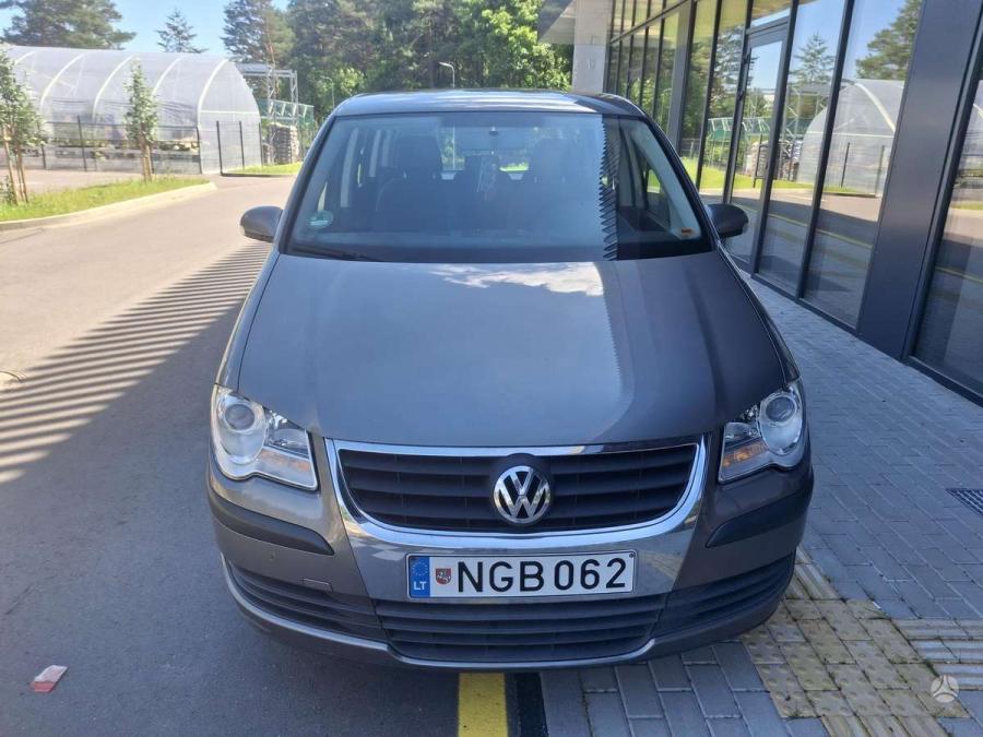 Grey Volkswagen Touran 2008 in Utena, with an engine capacity of 1.90 L and mileage of 256 thousand km for 2950 €, photo 6 on AUTOMOTO.COM.LV