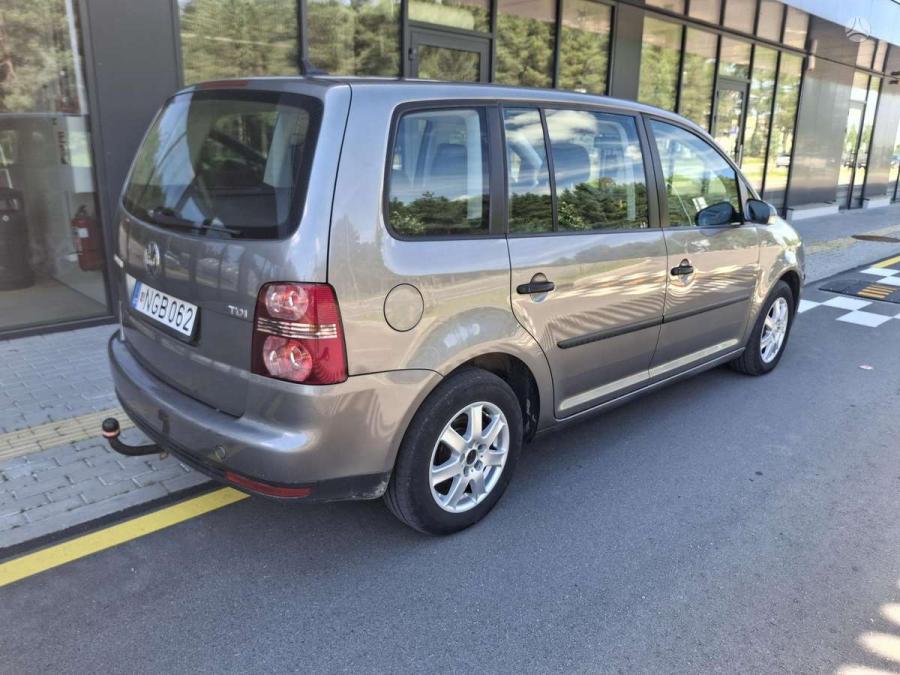 Grey Volkswagen Touran 2008 in Utena, with an engine capacity of 1.90 L and mileage of 256 thousand km for 2950 €, photo 7 on AUTOMOTO.COM.LV