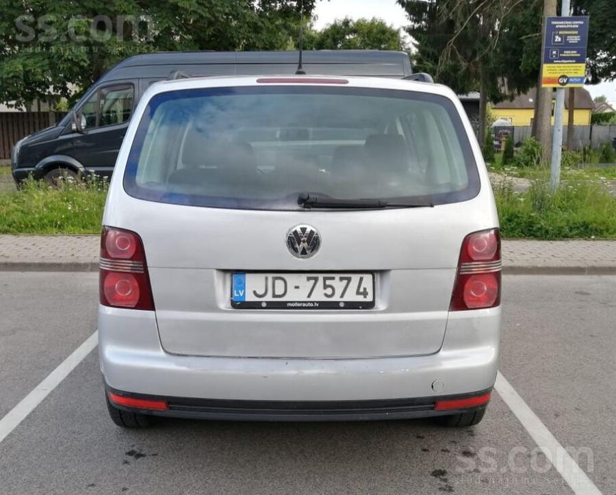 Grey Volkswagen Touran 2008 in Riga, with an engine capacity of 1.90 L and mileage of 380 thousand km for 1300 €, photo 5 on AUTOMOTO.COM.LV