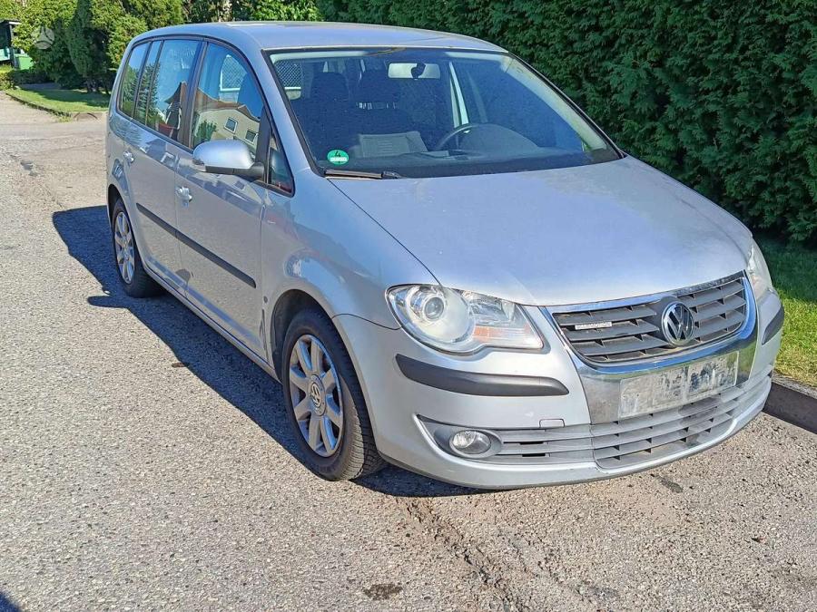 Pelēks Volkswagen Touran 2008 Marijampole, ar dzinēja tilpumu 0.00 L un nobraukumu 270 tūkst. km par 3200 €, foto 1 vietnē AUTOMOTO.COM.LV