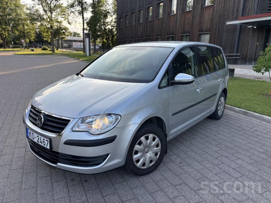 Grey Volkswagen Touran 2008 in Dobele, with an engine capacity of 1.90 L and mileage of 224 thousand km for 2500 €, photo 3 on AUTOMOTO.COM.LV