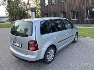 Grey Volkswagen Touran 2008 in Dobele, with an engine capacity of 1.90 L and mileage of 224 thousand km for 2500 €, photo 4 on AUTOMOTO.COM.LV