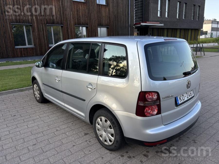 Grey Volkswagen Touran 2008 in Dobele, with an engine capacity of 1.90 L and mileage of 224 thousand km for 2500 €, photo 5 on AUTOMOTO.COM.LV