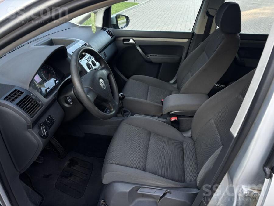 Grey Volkswagen Touran 2008 in Dobele, with an engine capacity of 1.90 L and mileage of 224 thousand km for 2500 €, photo 6 on AUTOMOTO.COM.LV