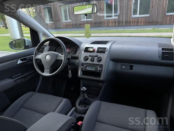 Grey Volkswagen Touran 2008 in Dobele, with an engine capacity of 1.90 L and mileage of 224 thousand km for 2500 €, photo 6 on AUTOMOTO.COM.LV