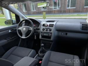 Grey Volkswagen Touran 2008 in Dobele, with an engine capacity of 1.90 L and mileage of 224 thousand km for 2500 €, photo 7 on AUTOMOTO.COM.LV
