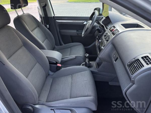 Grey Volkswagen Touran 2008 in Dobele, with an engine capacity of 1.90 L and mileage of 224 thousand km for 2500 €, photo 7 on AUTOMOTO.COM.LV