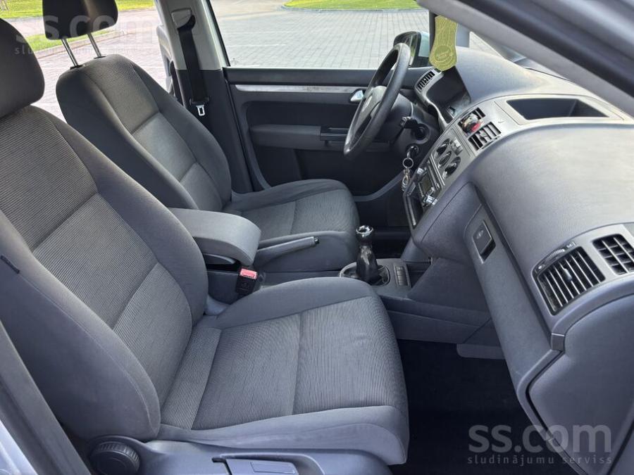 Grey Volkswagen Touran 2008 in Dobele, with an engine capacity of 1.90 L and mileage of 224 thousand km for 2500 €, photo 8 on AUTOMOTO.COM.LV