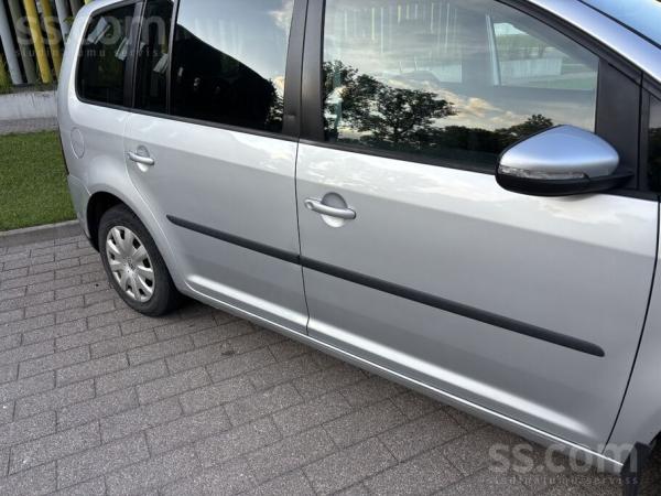 Grey Volkswagen Touran 2008 in Dobele, with an engine capacity of 1.90 L and mileage of 224 thousand km for 2500 €, photo 8 on AUTOMOTO.COM.LV