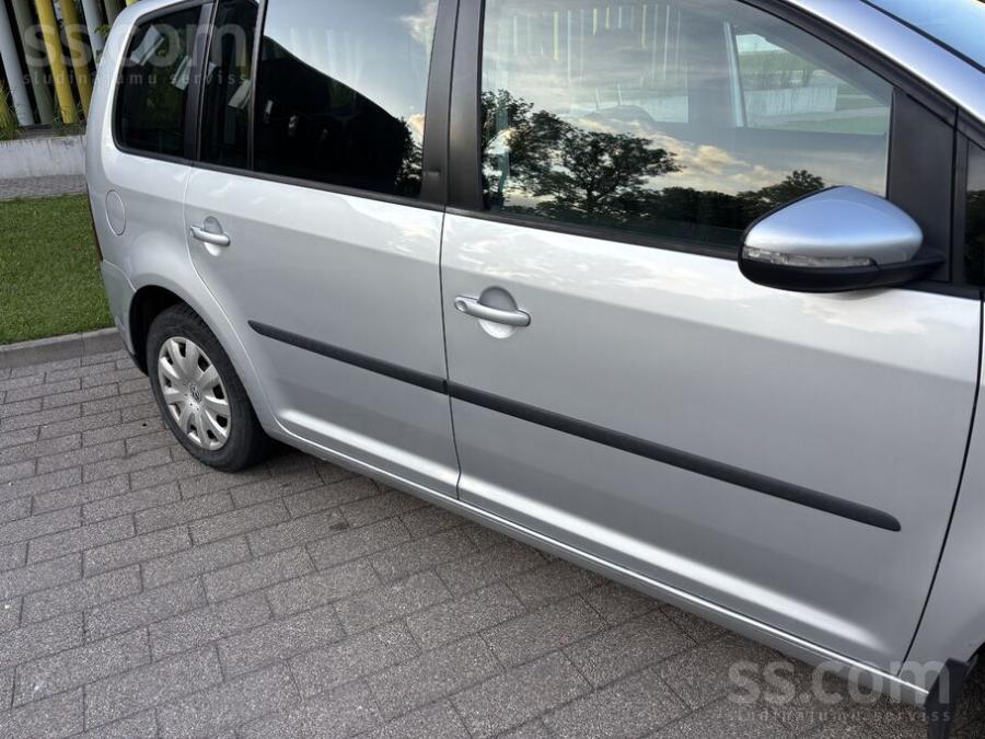 Grey Volkswagen Touran 2008 in Dobele, with an engine capacity of 1.90 L and mileage of 224 thousand km for 2500 €, photo 9 on AUTOMOTO.COM.LV
