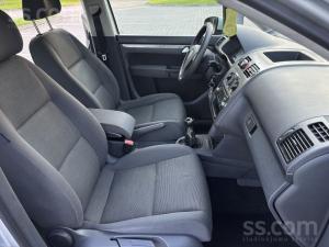 Grey Volkswagen Touran 2008 in Dobele, with an engine capacity of 1.90 L and mileage of 224 thousand km for 2500 €, photo 6 on AUTOMOTO.COM.LV