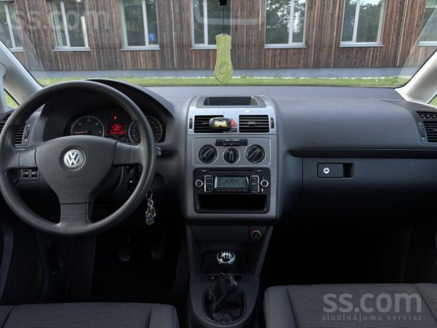 Grey Volkswagen Touran 2008 in Dobele, with an engine capacity of 1.90 L and mileage of 224 thousand km for 2500 €, photo 9 on AUTOMOTO.COM.LV