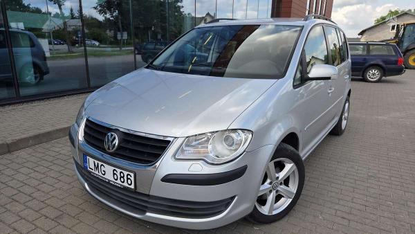 Grey Volkswagen Touran 2008 in Utena, with an engine capacity of 1.90 L and mileage of 269 thousand km for 2950 €, photo 1 on AUTOMOTO.COM.LV